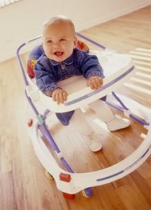 Mettere il bambino nel girello, più contro che pro | Tutto Mamma